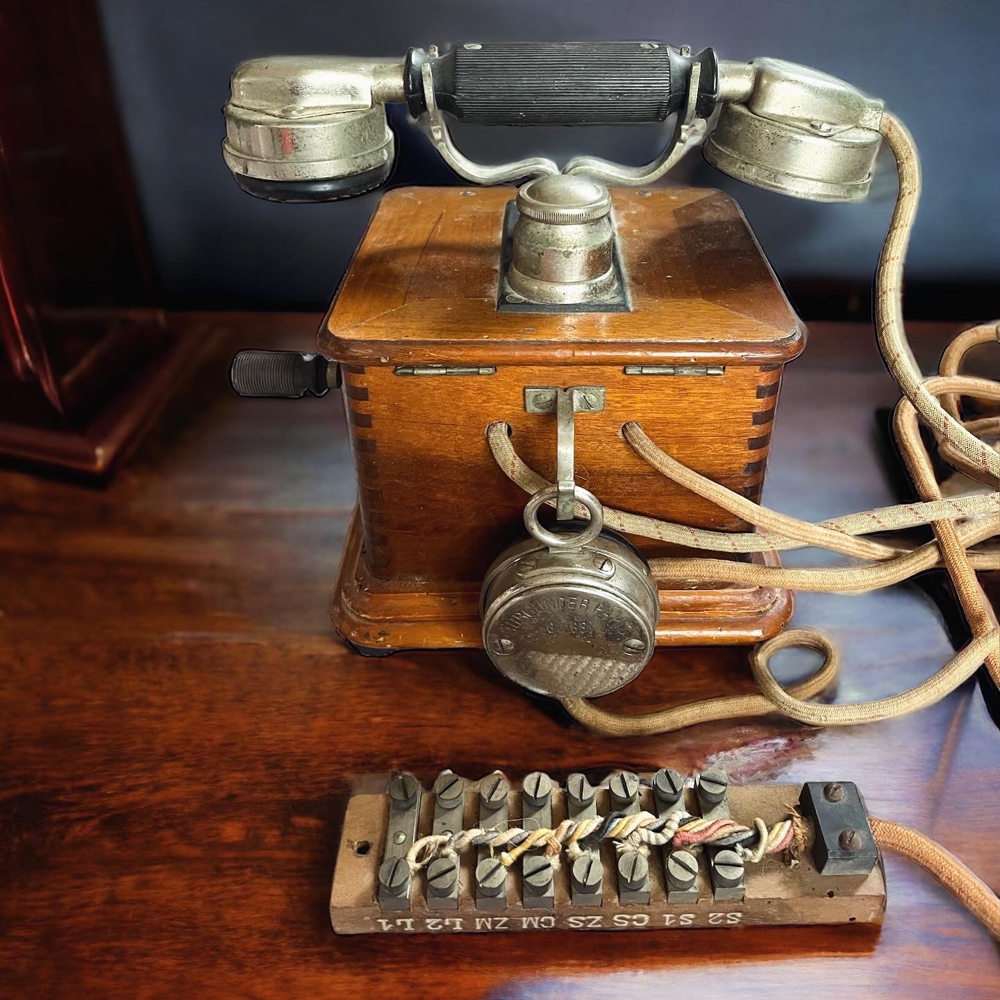 Antico Telefono anni 20 a manovella – ModernariaMente